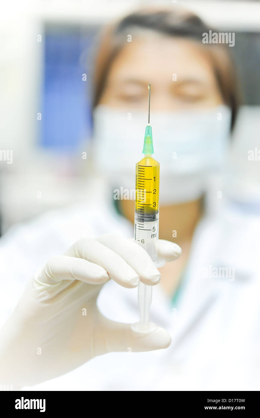 healthcare and medicine: doctor using a syringe Stock Photo - Alamy