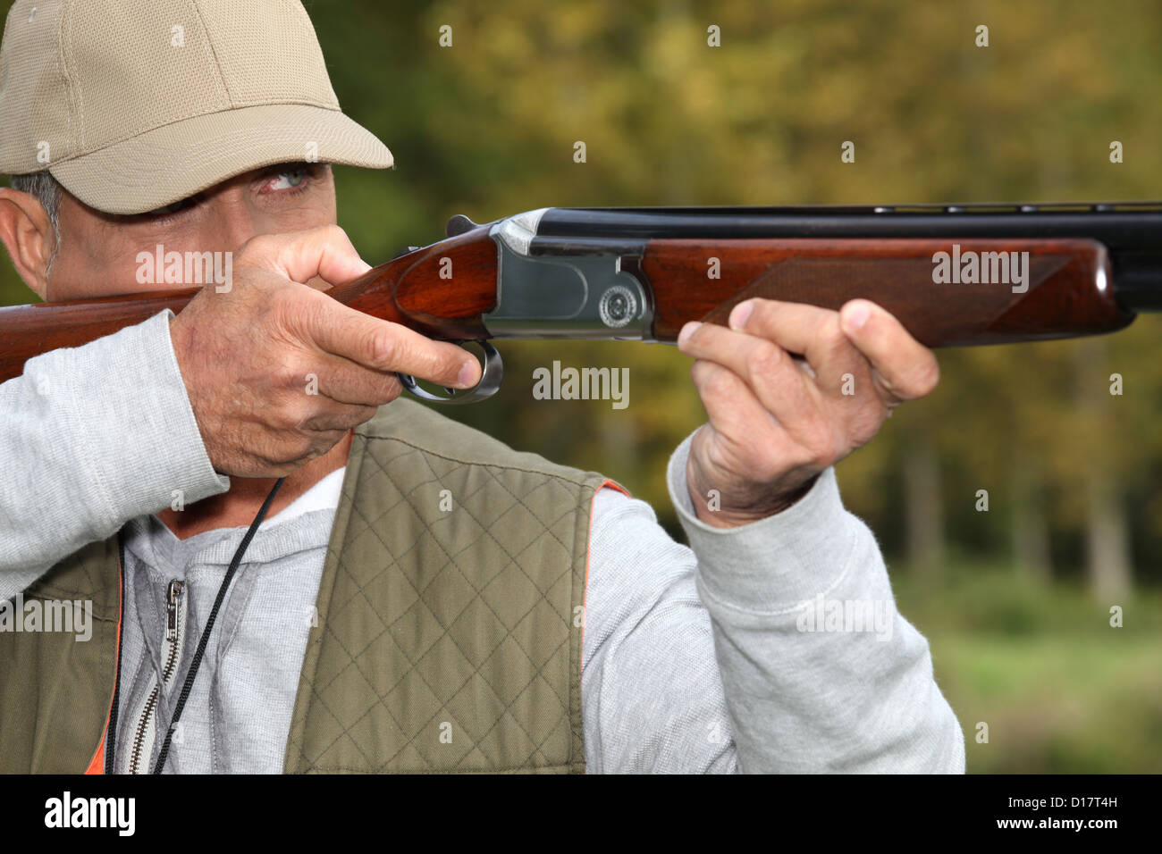 Hunter with rifle Stock Photo - Alamy