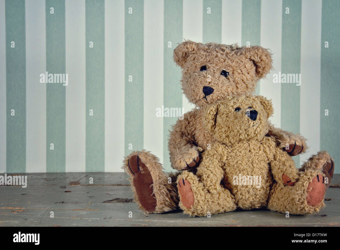 Two bears hugging hi-res stock photography and images - Alamy