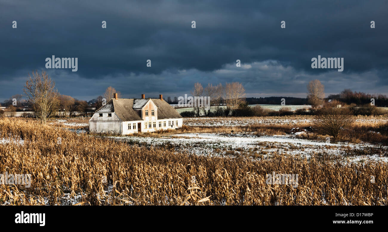 Deserted farm house hi-res stock photography and images - Alamy