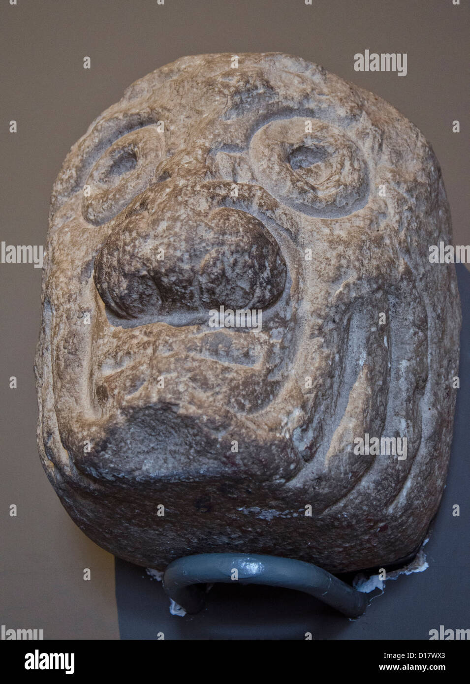 Chavin nailed head Chavín culture 900 BC-200 BC Perú Stock Photo - Alamy