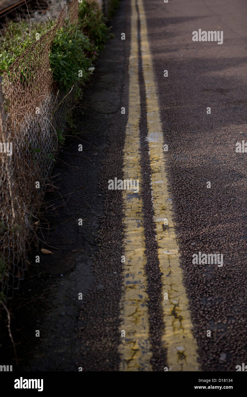 Double yellow line Stock Photo - Alamy