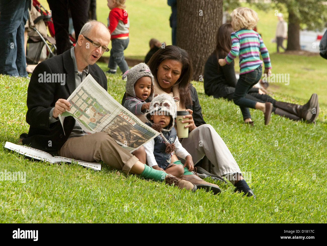 Family reading newspaper african american hi-res stock photography and ...