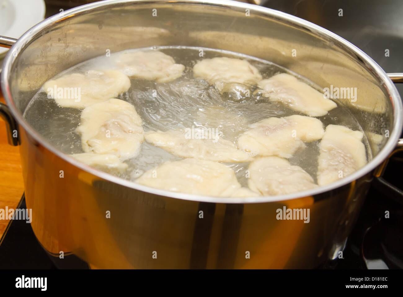 Tortellini zubereiten hi-res stock photography and images - Alamy