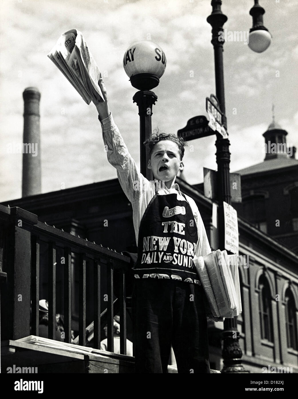 Newspaper boy vintage hi-res stock photography and images - Alamy