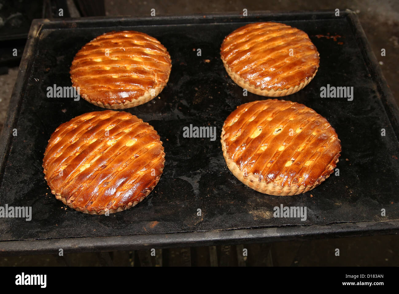 Cakes in a bakery hi-res stock photography and images - Alamy