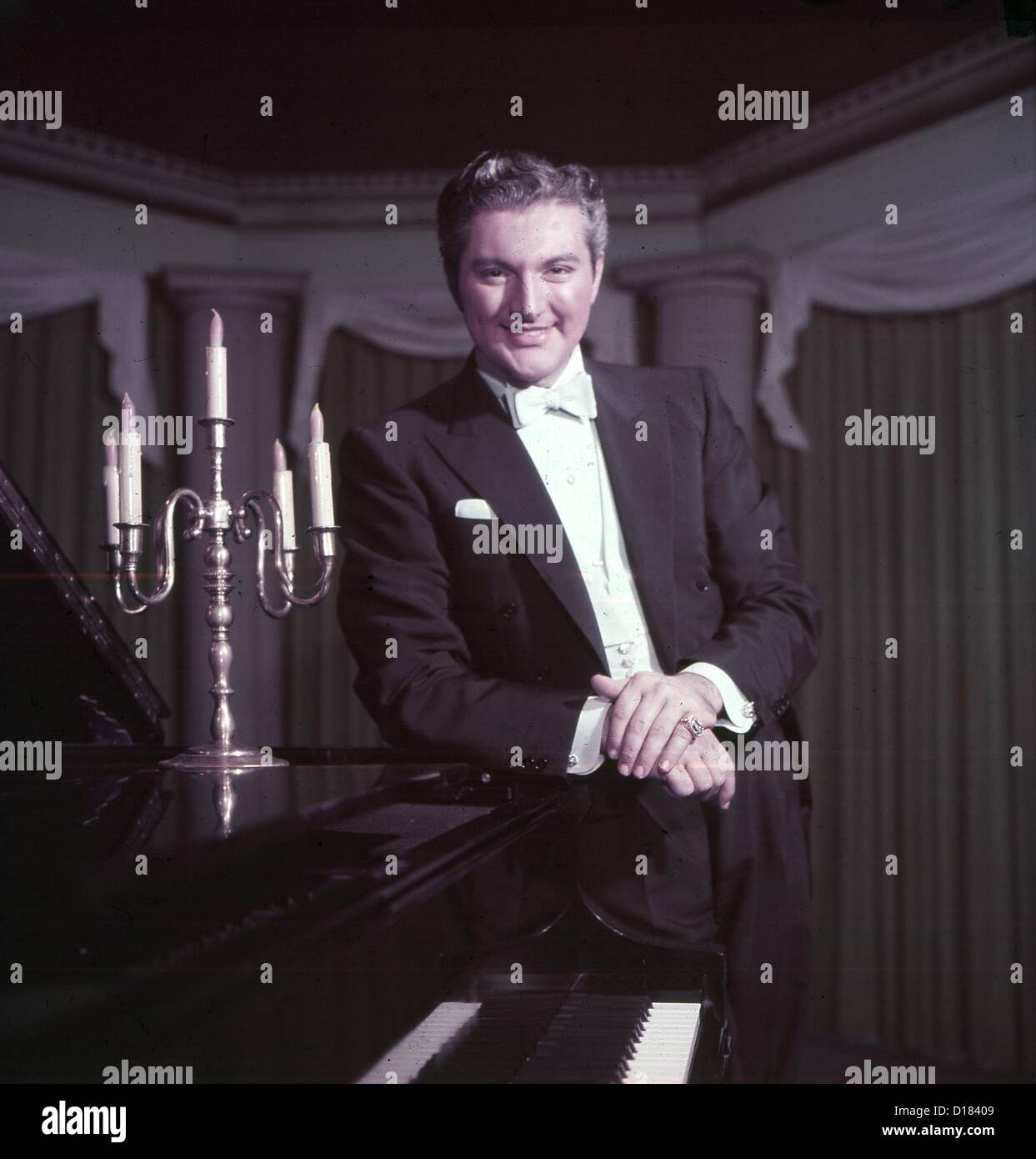 LIBERACE.Supplied by Photos, inc.(Credit Image: © Supplied By Globe ...