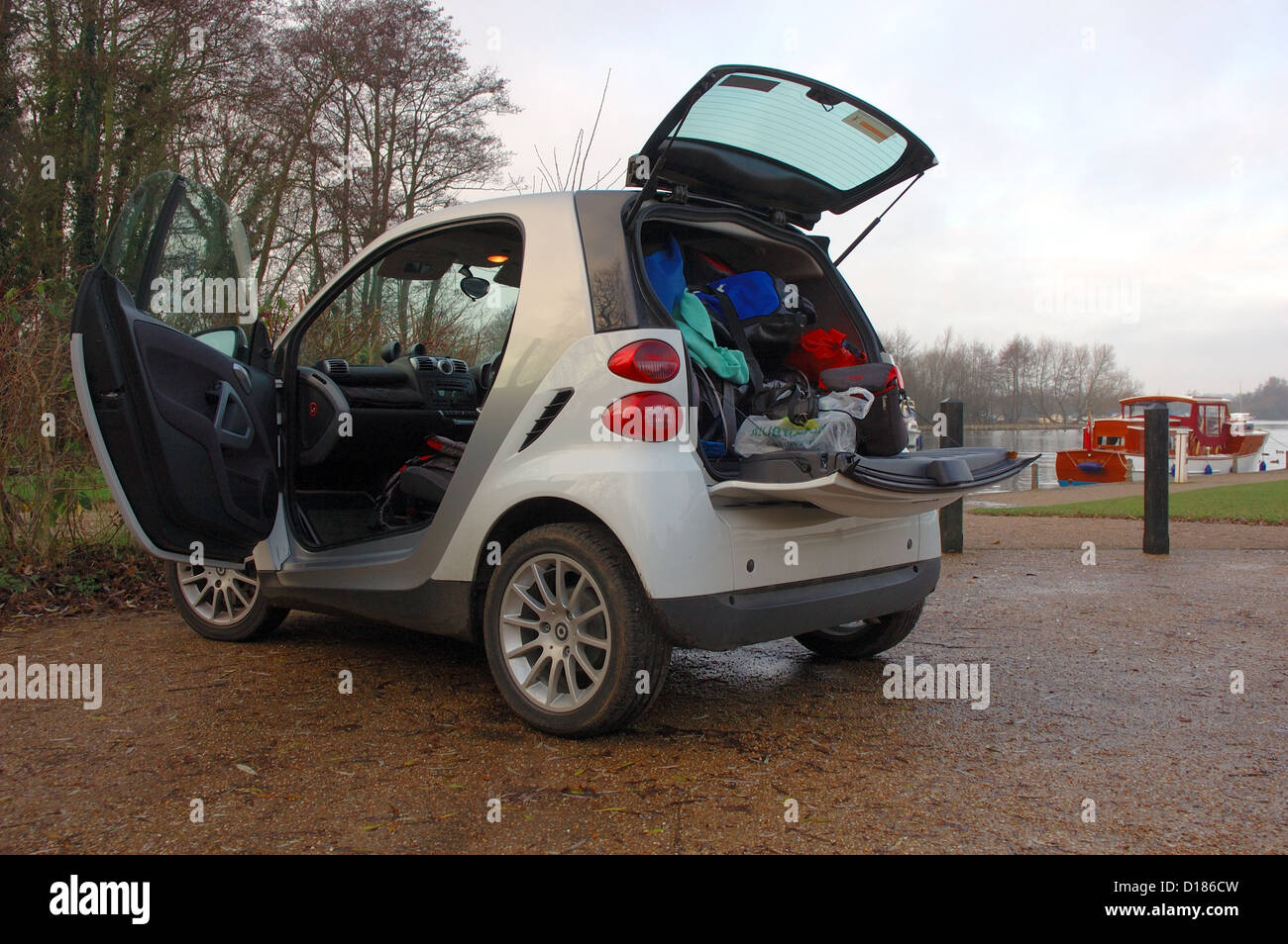 Smart Fortwo car packed with all the equipment you need to go canoeing ...