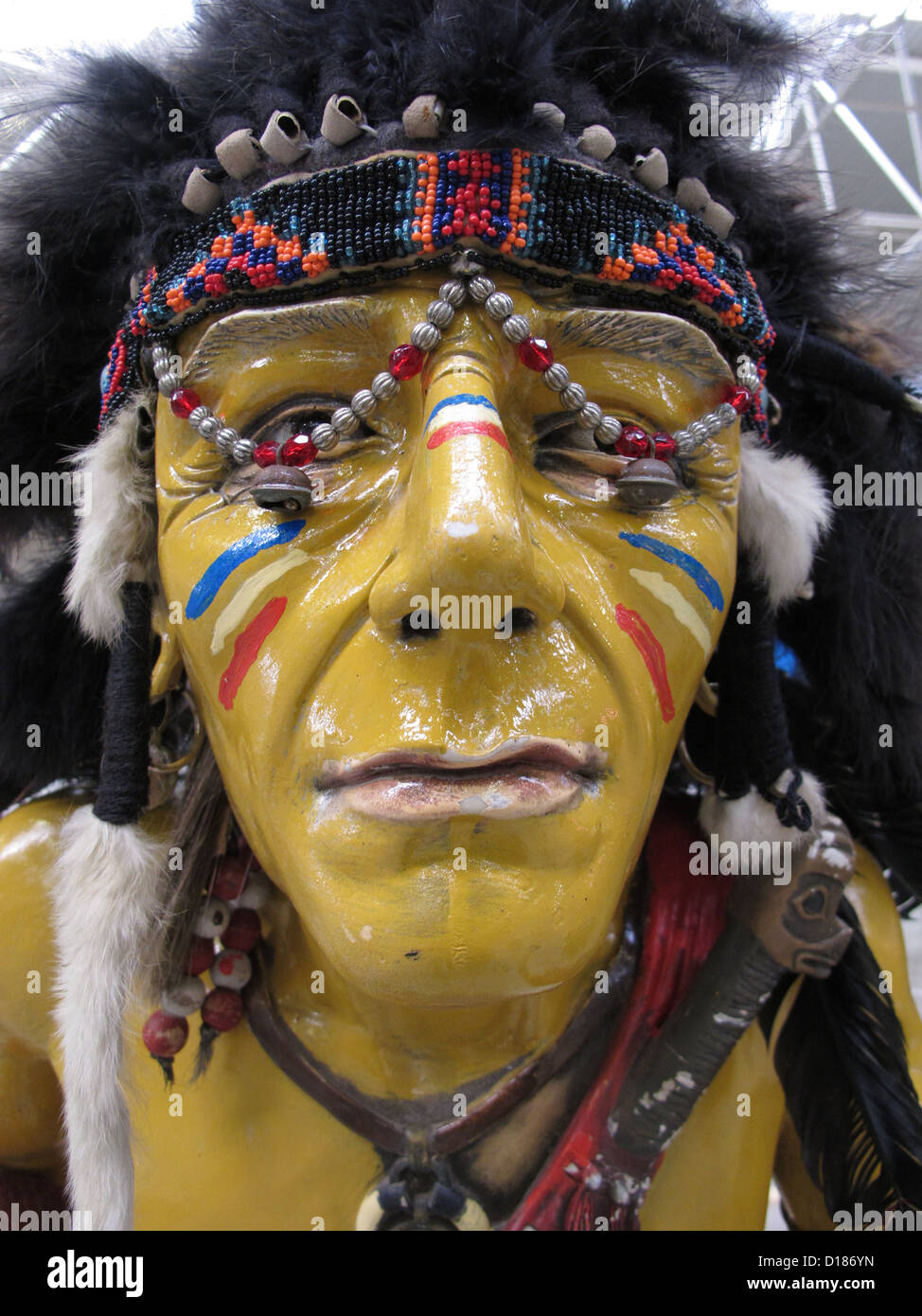 Statue native indian head dress hi-res stock photography and images - Alamy