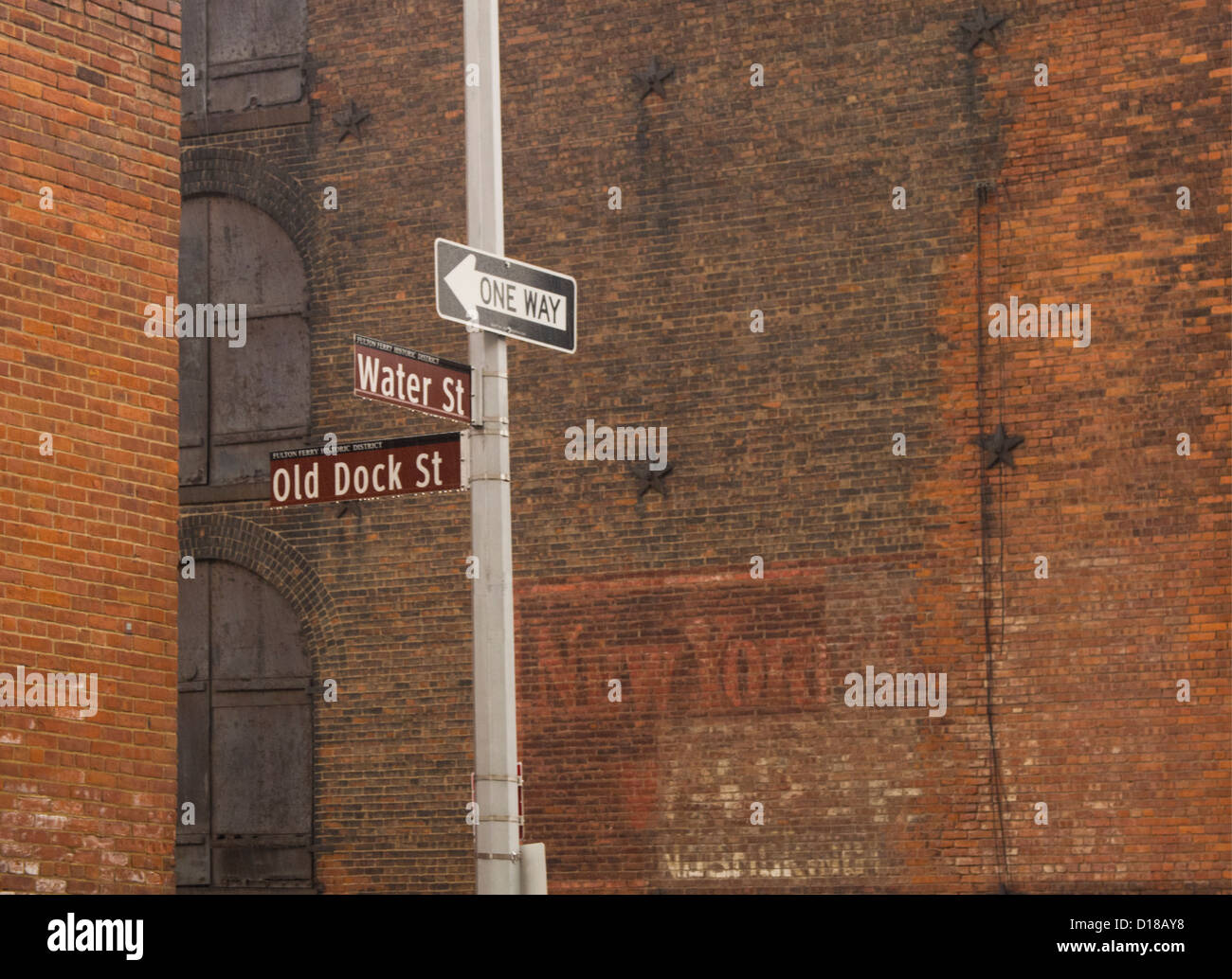 Arched sign between buildings hi-res stock photography and images - Alamy