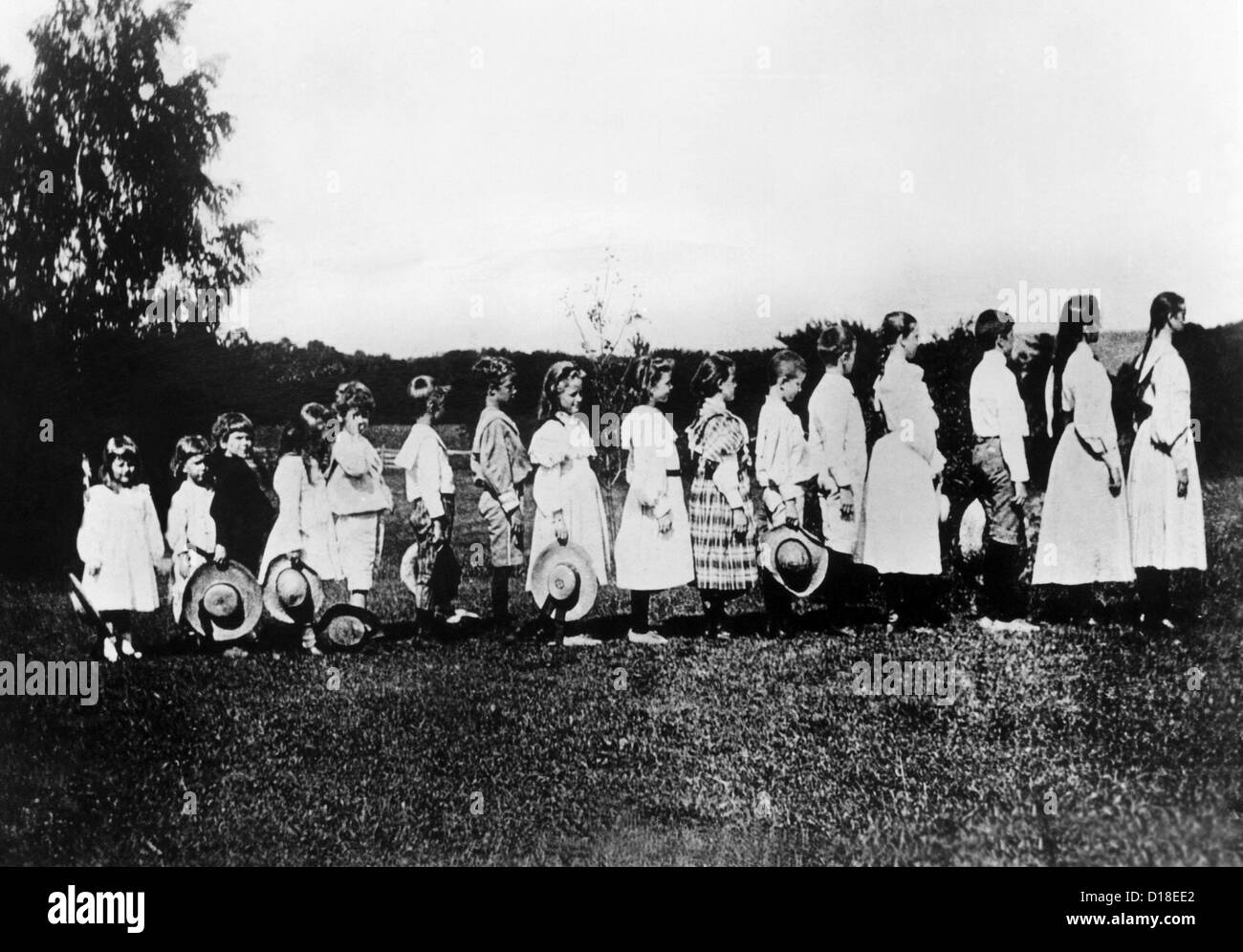 The sixteen Roosevelt cousins lined up at Sagamore Hill in 1903. (CSU ...