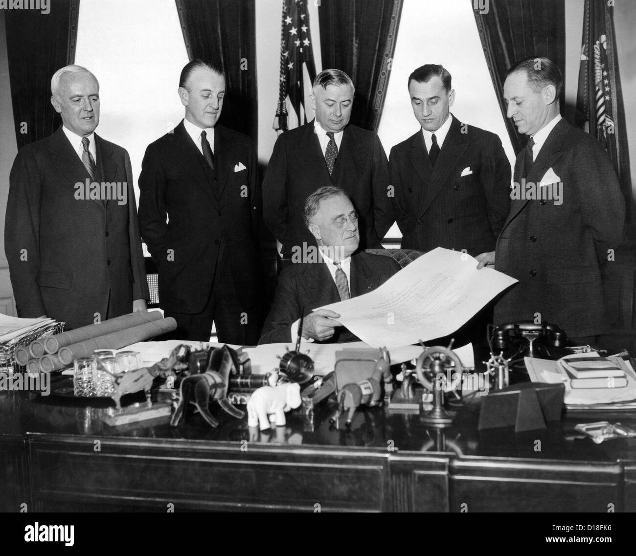Franklin roosevelt standing hi-res stock photography and images - Alamy