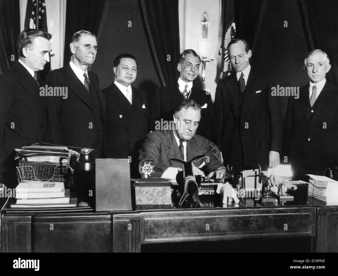 President Franklin Roosevelt signs bill for Philippine Independence ...