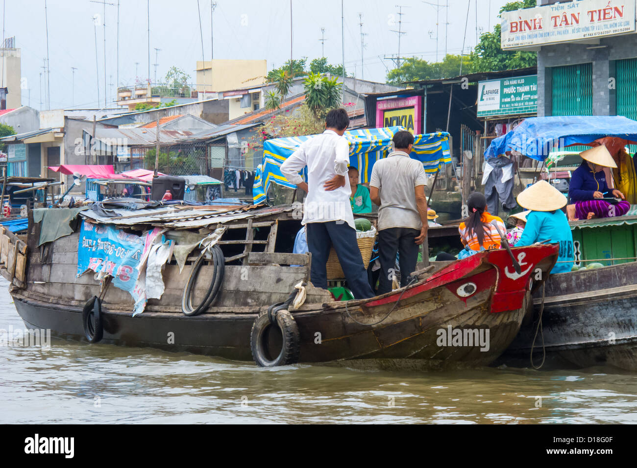 Life along the Mekong Delta at the floating market of Cai Be in Vietnam ...