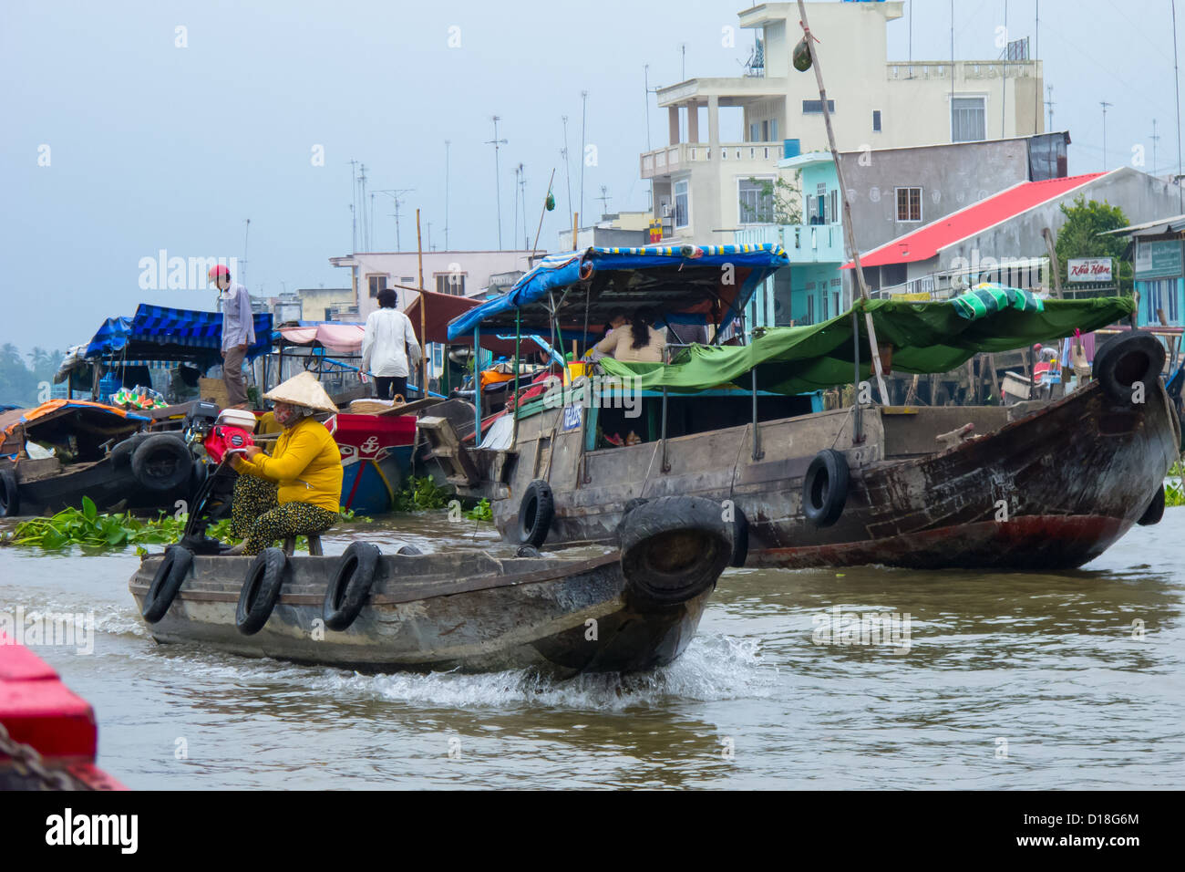 Life along the Mekong Delta at the floating market of Cai Be in Vietnam ...