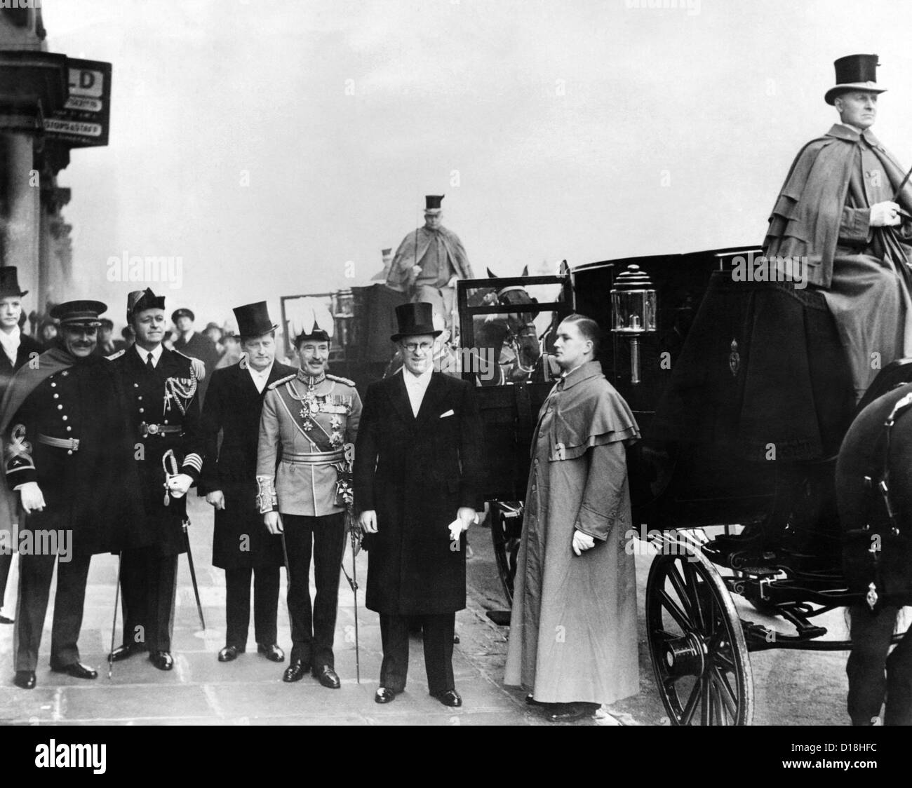 Credentials buckingham palace hi-res stock photography and images - Alamy