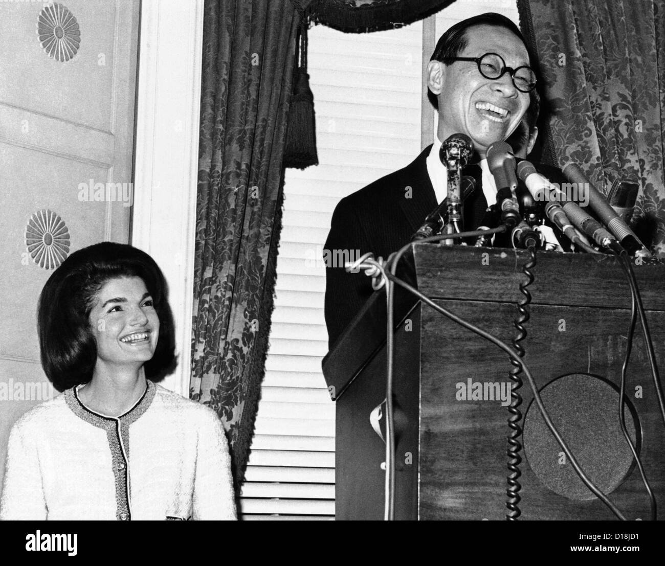 Jackie kennedy chanel suit Black and White Stock Photos & Images - Alamy