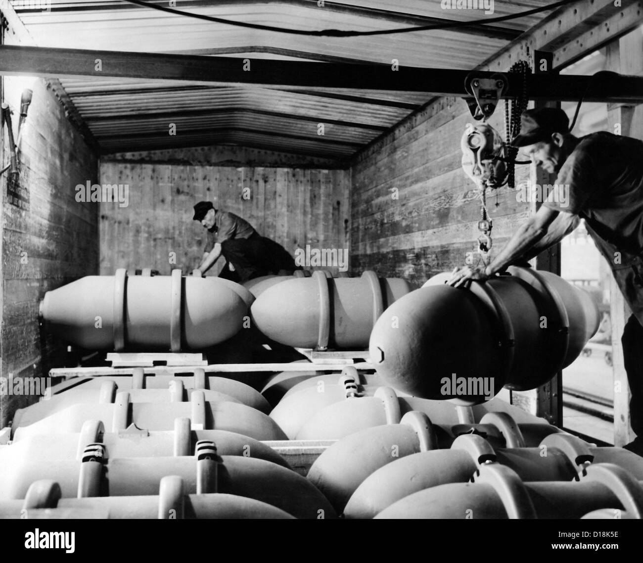 War workers at Blaw-Knox Company’s Bomb Finishing Plant load 1,000 ...