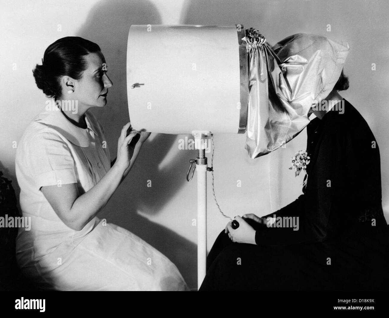 Helena Rubenstein Fifth Avenue Salon. An expert examines the clients ...