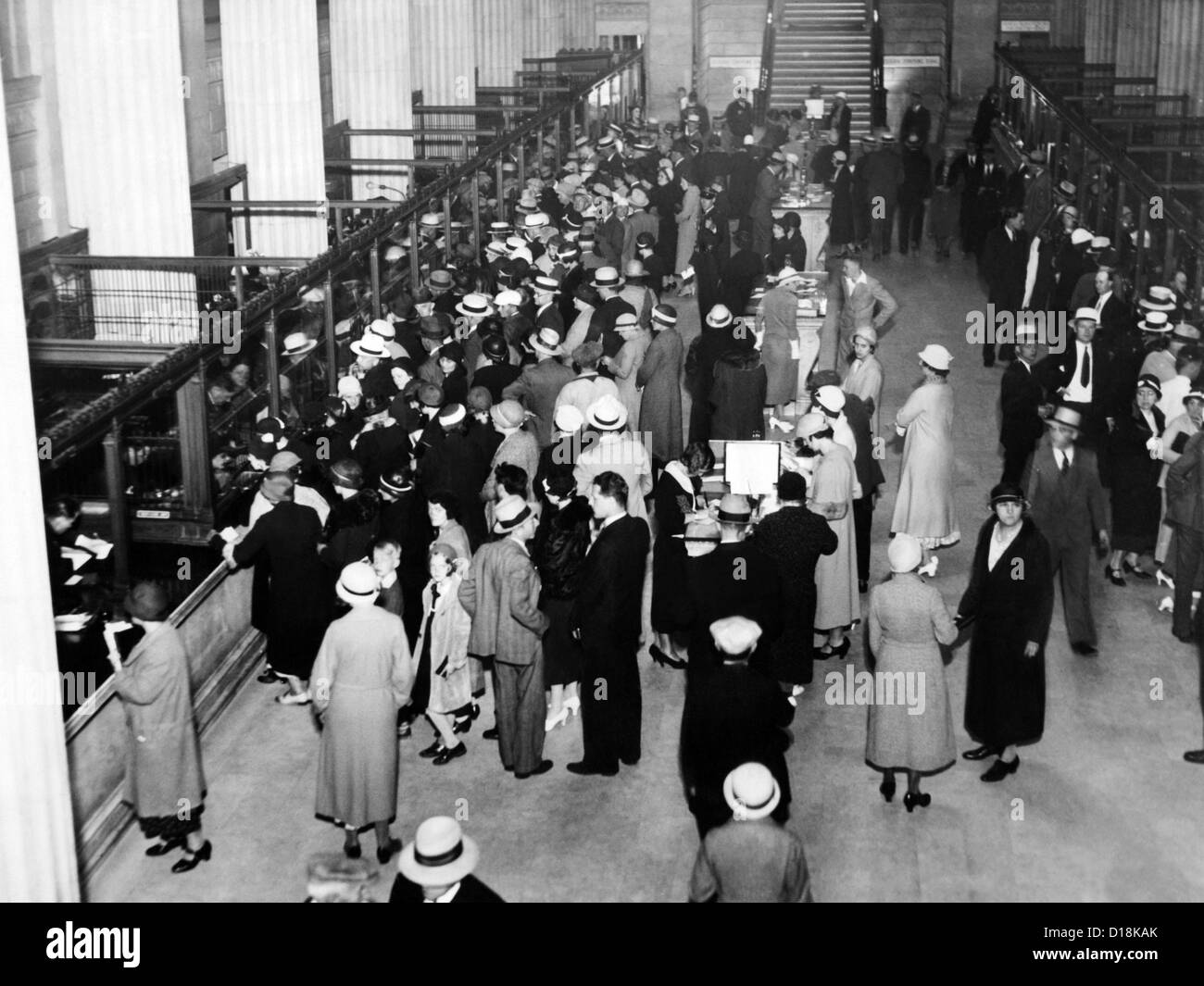 Customers bank 1930s hi-res stock photography and images - Alamy