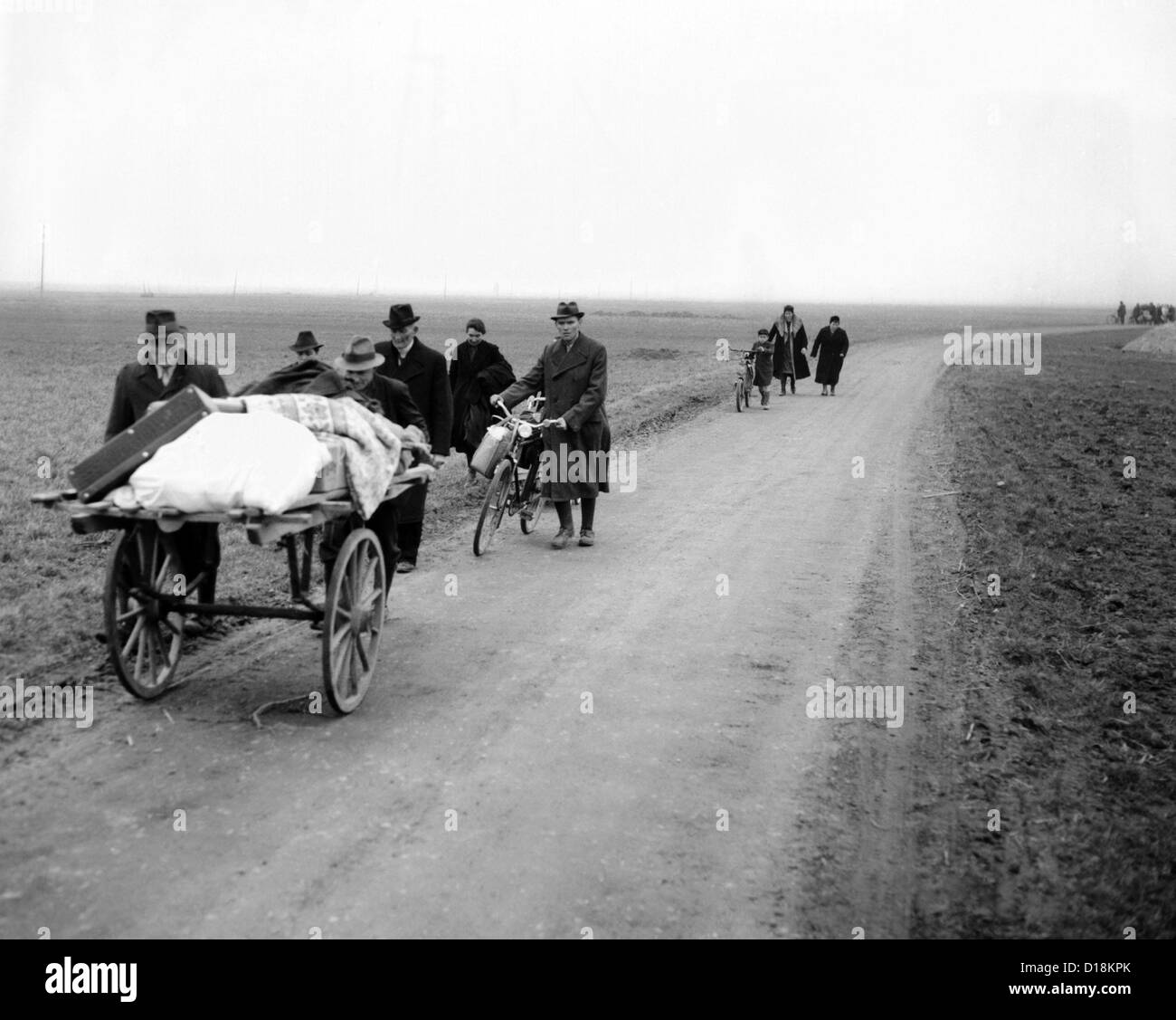 Civilians fleeing the war hi-res stock photography and images - Alamy