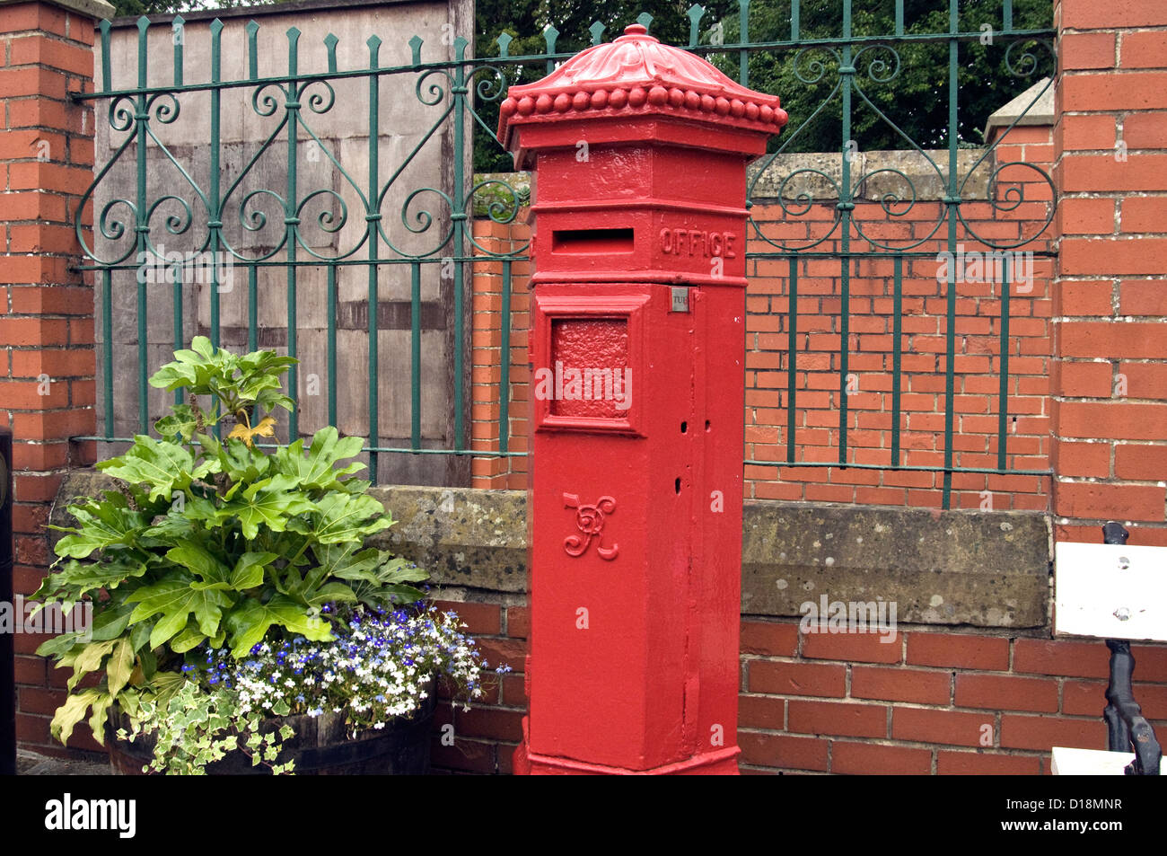 Red post box victorian hi-res stock photography and images - Alamy