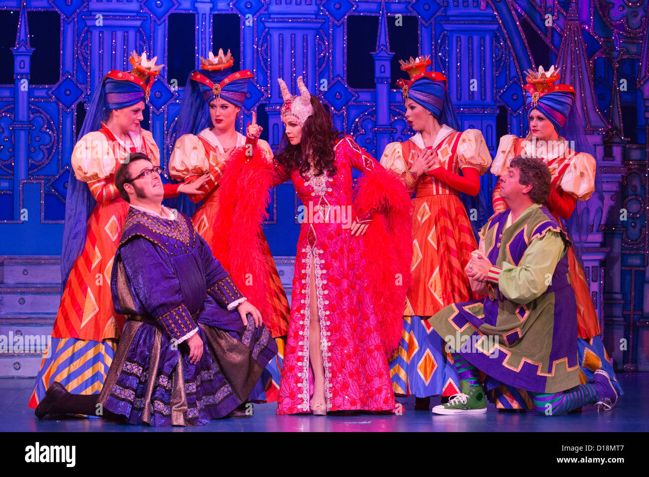 Warwick davis wimbledon theatre hi-res stock photography and images - Alamy