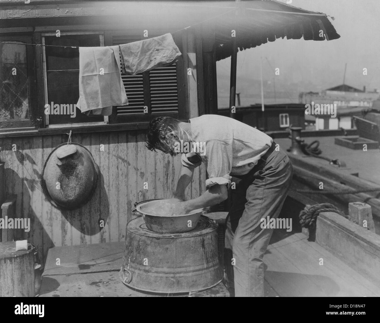 Retro wash basin Black and White Stock Photos & Images - Alamy