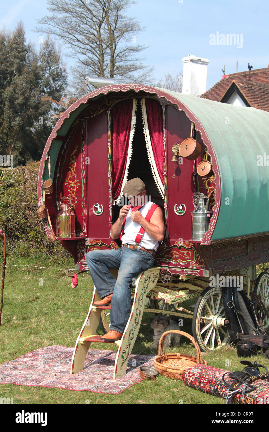 Traditional romany gypsy bowtop caravan hi-res stock photography and ...