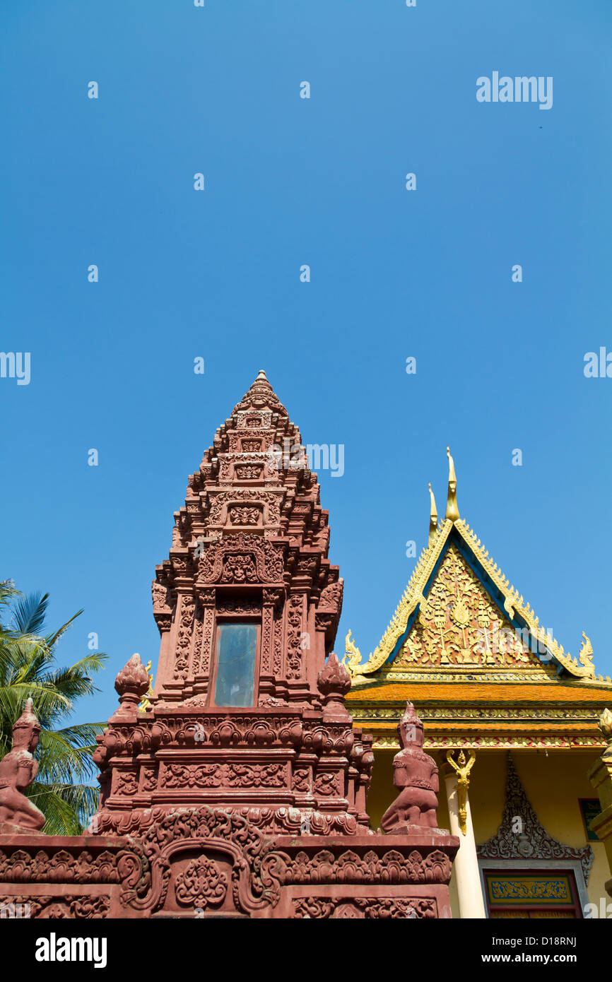 Small Chedis in the Buddhist Temple Wat Sarawan in Phnom Penh, Cambodia ...