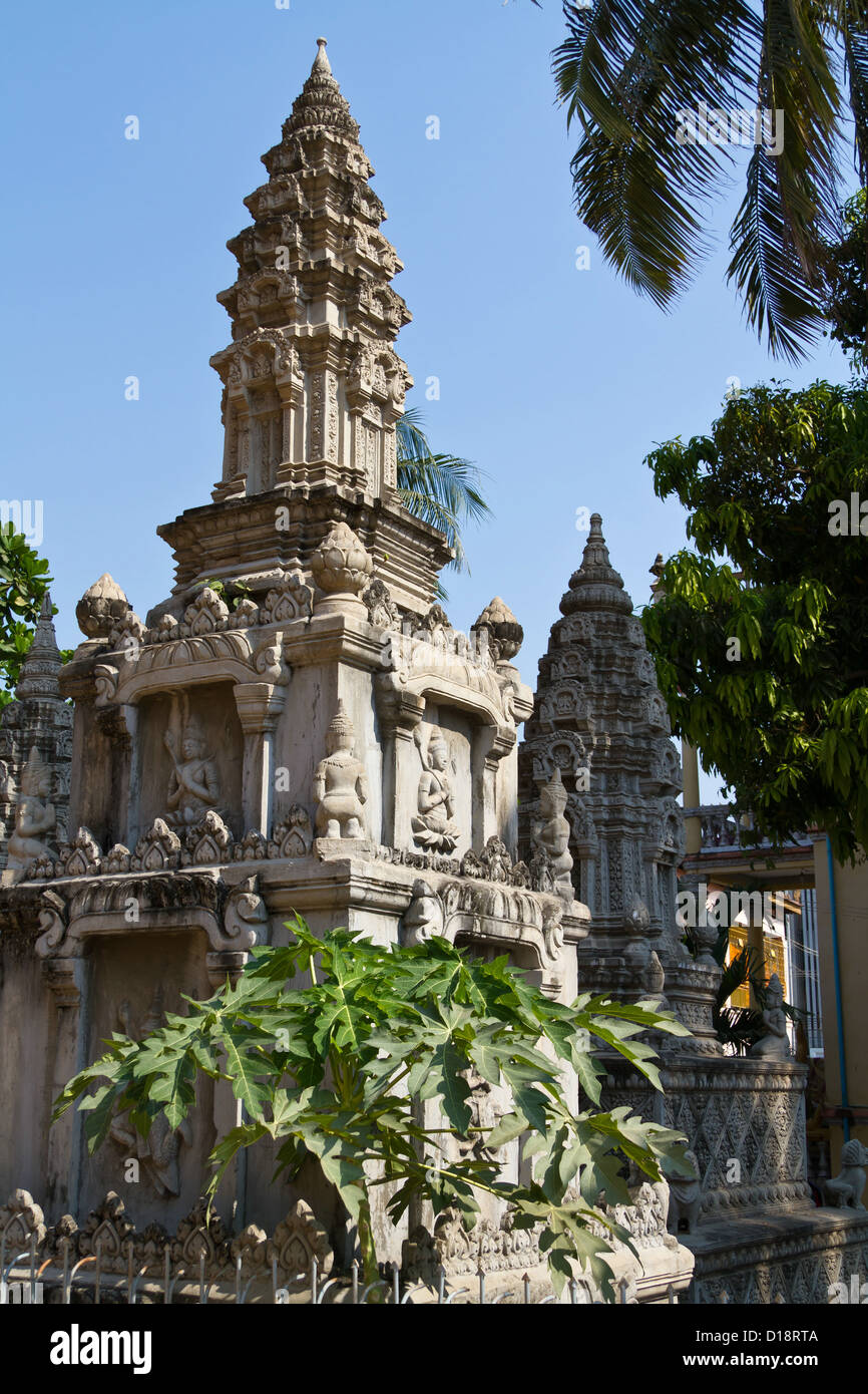 Small Chedis in the Buddhist Temple Wat Sarawan in Phnom Penh, Cambodia ...