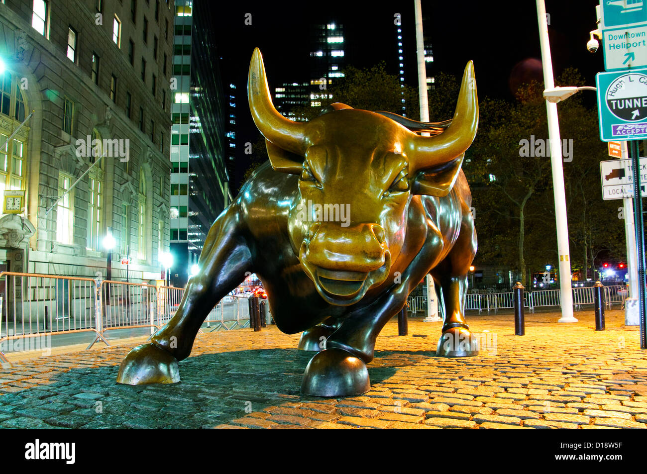 Wall street bull hi-res stock photography and images - Alamy
