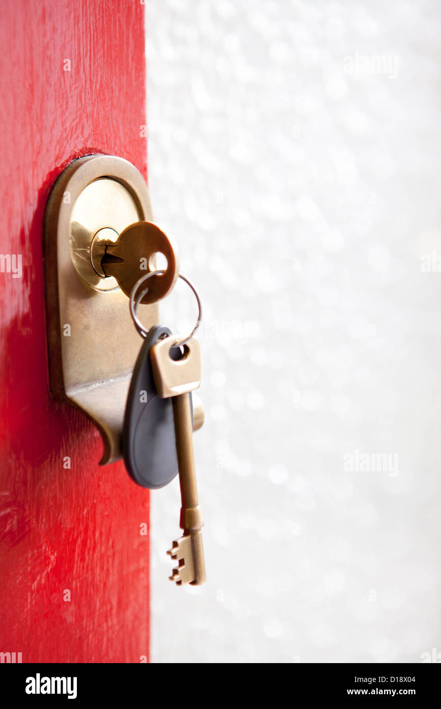 Close up of house keys in front door Stock Photo - Alamy
