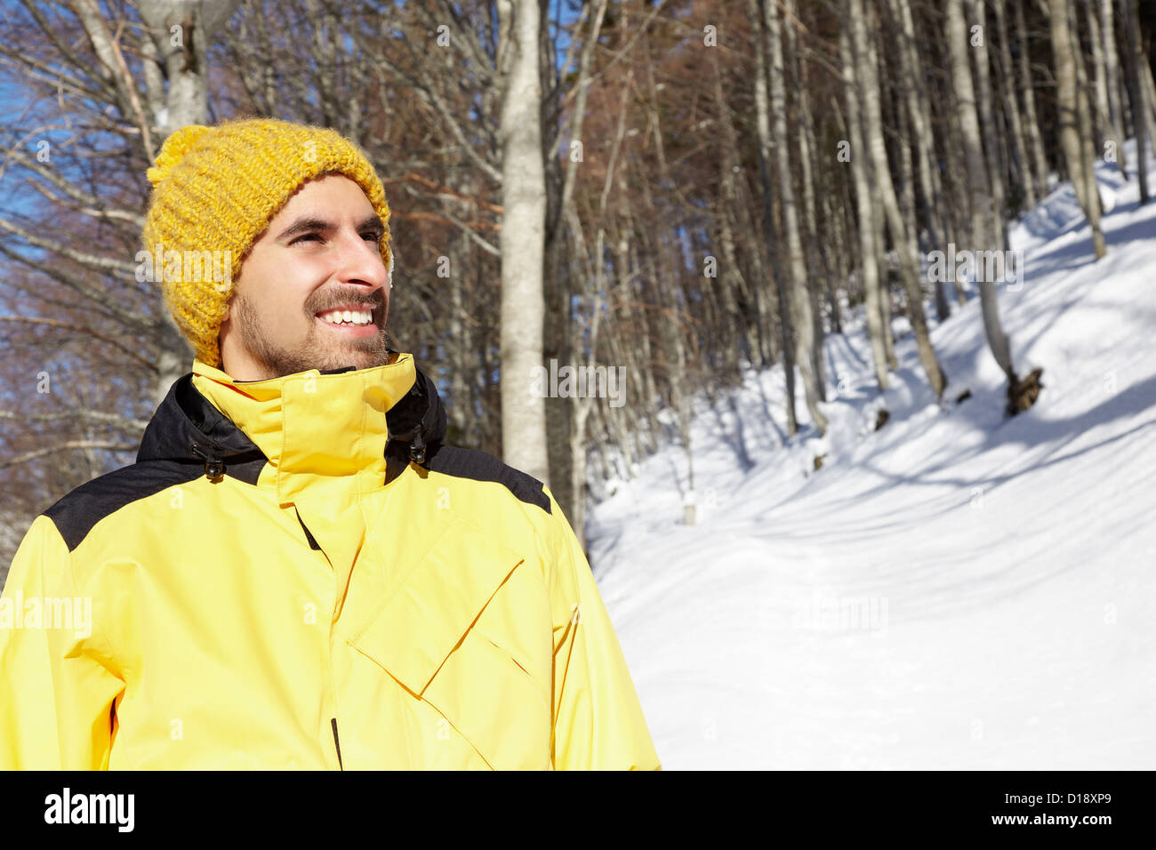 Men wearing yellow hi-res stock photography and images - Alamy