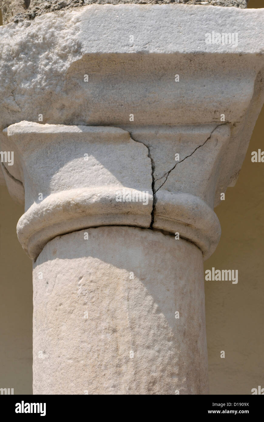 Cracked ancient column Stock Photo - Alamy