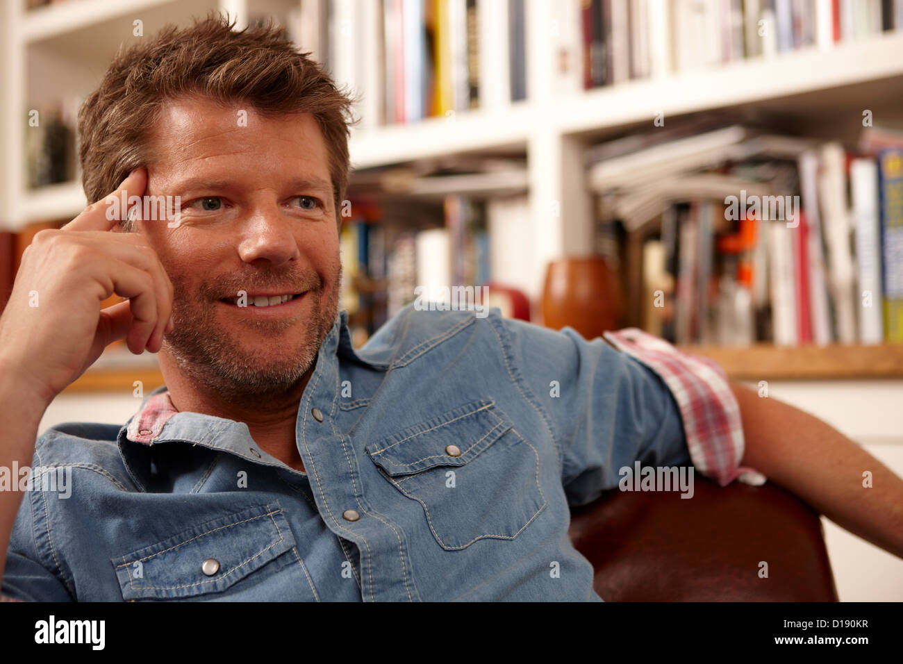 Leaning on the elbow hi-res stock photography and images - Alamy