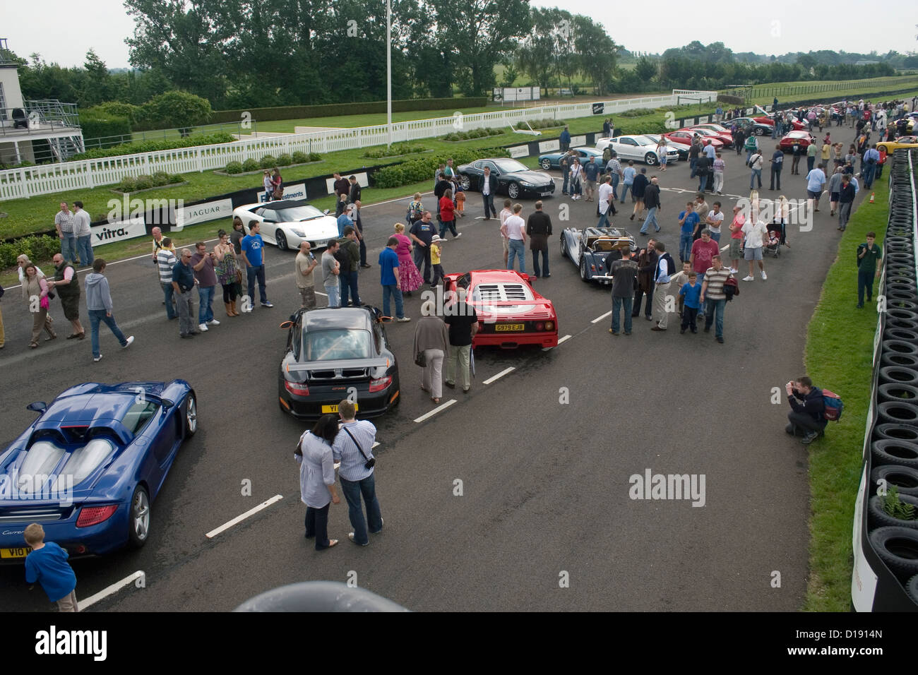 Car show spectators hi-res stock photography and images - Alamy