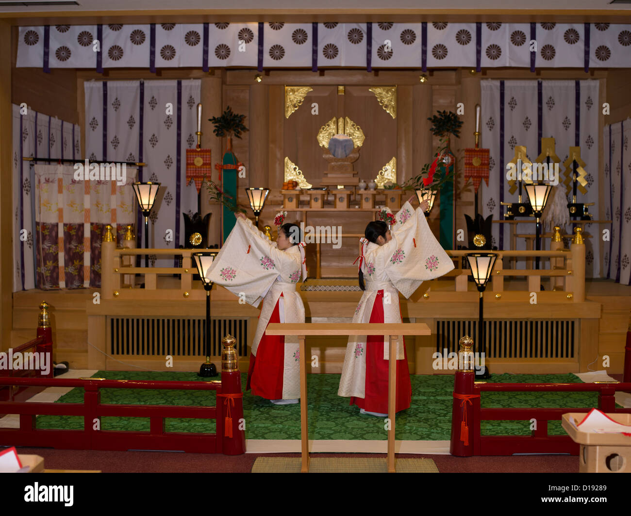 Miko wedding dance at Kirishima-Jingu ( Kirishima Shrine ) Shinto ...