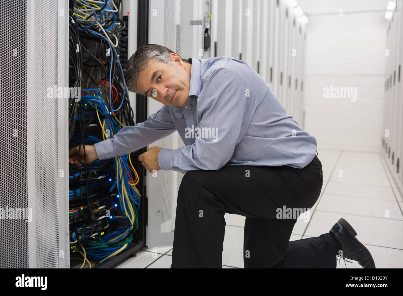 Data center tech kneeling server hi-res stock photography and images ...