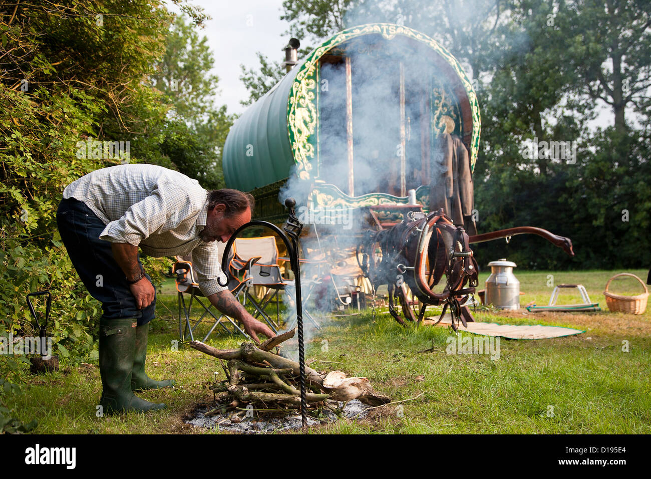 Romany gypsy tending open fire Stock Photo - Alamy