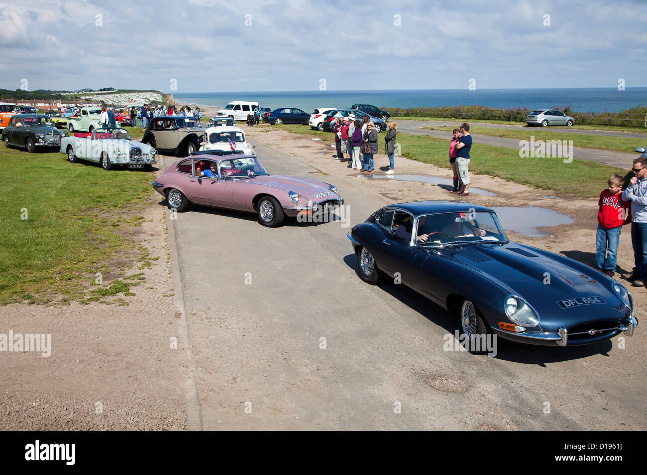 Classic cars leave Cromer cliff top car park for Great Ya Stock Photo ...