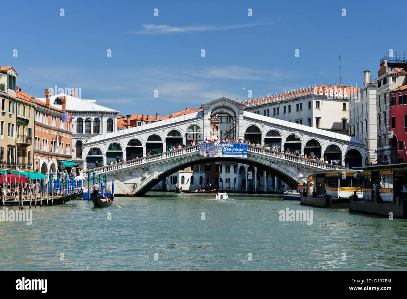 Crossing the rialto bridge hi-res stock photography and images - Alamy