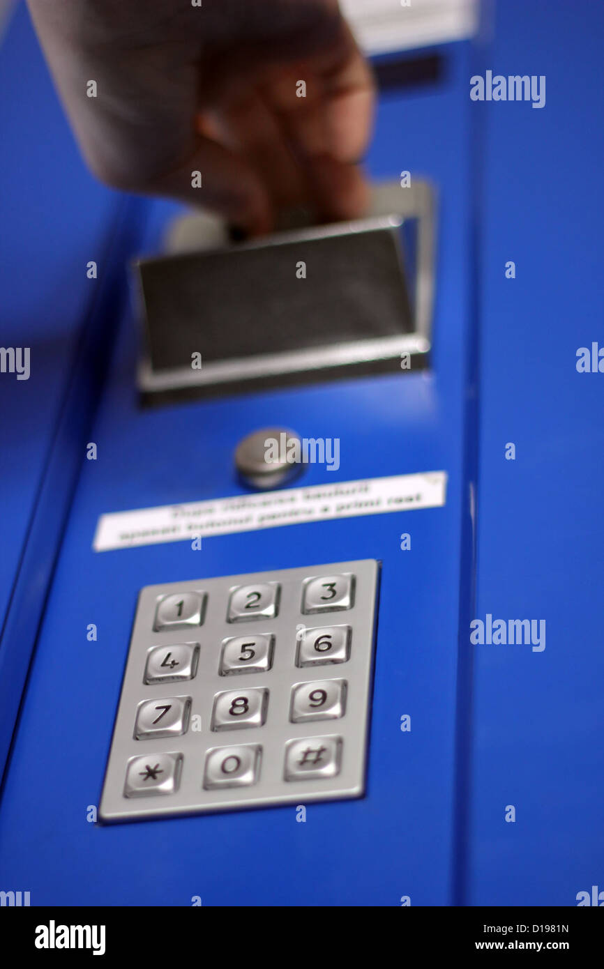Vending machine dispenser hi-res stock photography and images - Alamy
