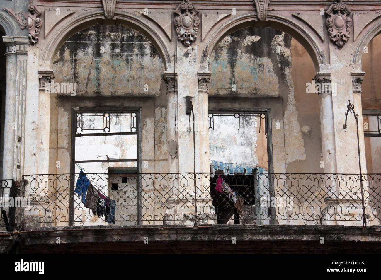 Old, derelict, building in Havana, Cuba Stock Photo - Alamy
