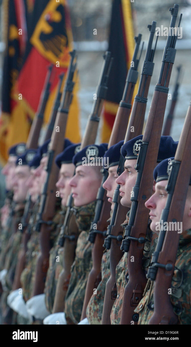 Soldiers from the Berlin Guards report for a fairwell muster in Erfurt ...