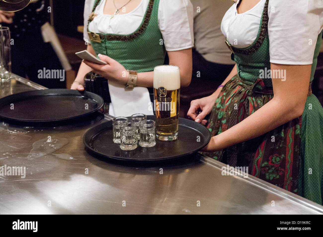 Traditional waitress in munich beer hi-res stock photography and images ...