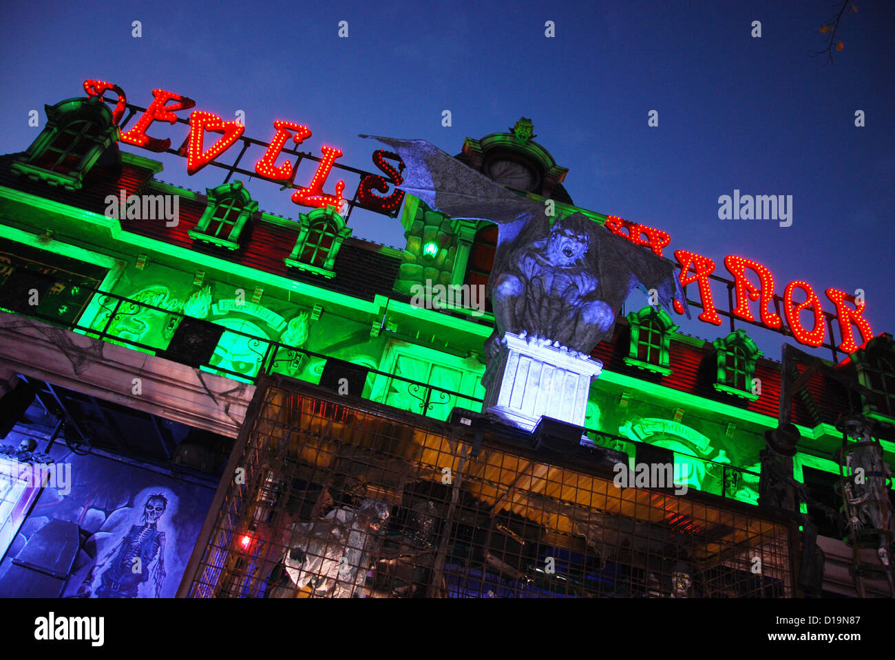 Fairground characters hi-res stock photography and images - Alamy