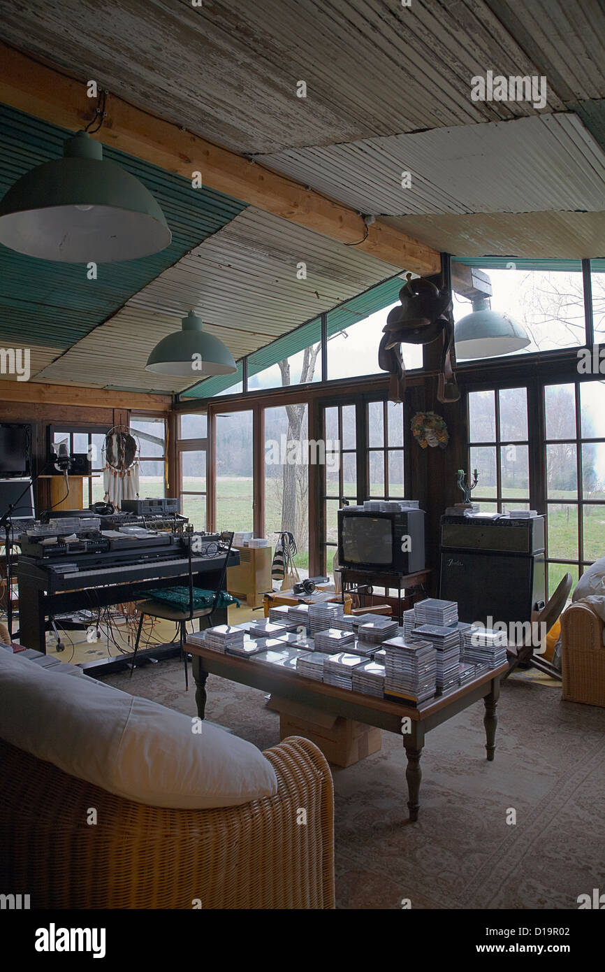 Old messy living room hi-res stock photography and images - Alamy