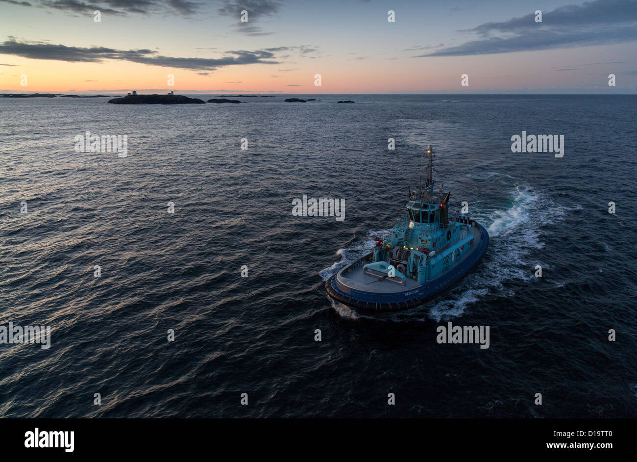 Tugboat approaches tanker for escort to Mongstad oil terminal an ...