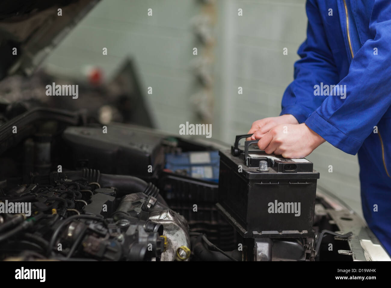 Mechanic changing car battery Stock Photo - Alamy
